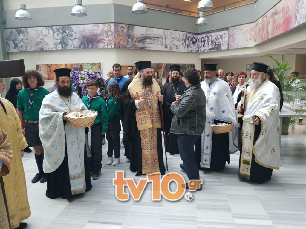 Σε κλίμα συγκίνησης η περιφορά του Επιταφίου στο νοσοκομείο Τρικάλων ...