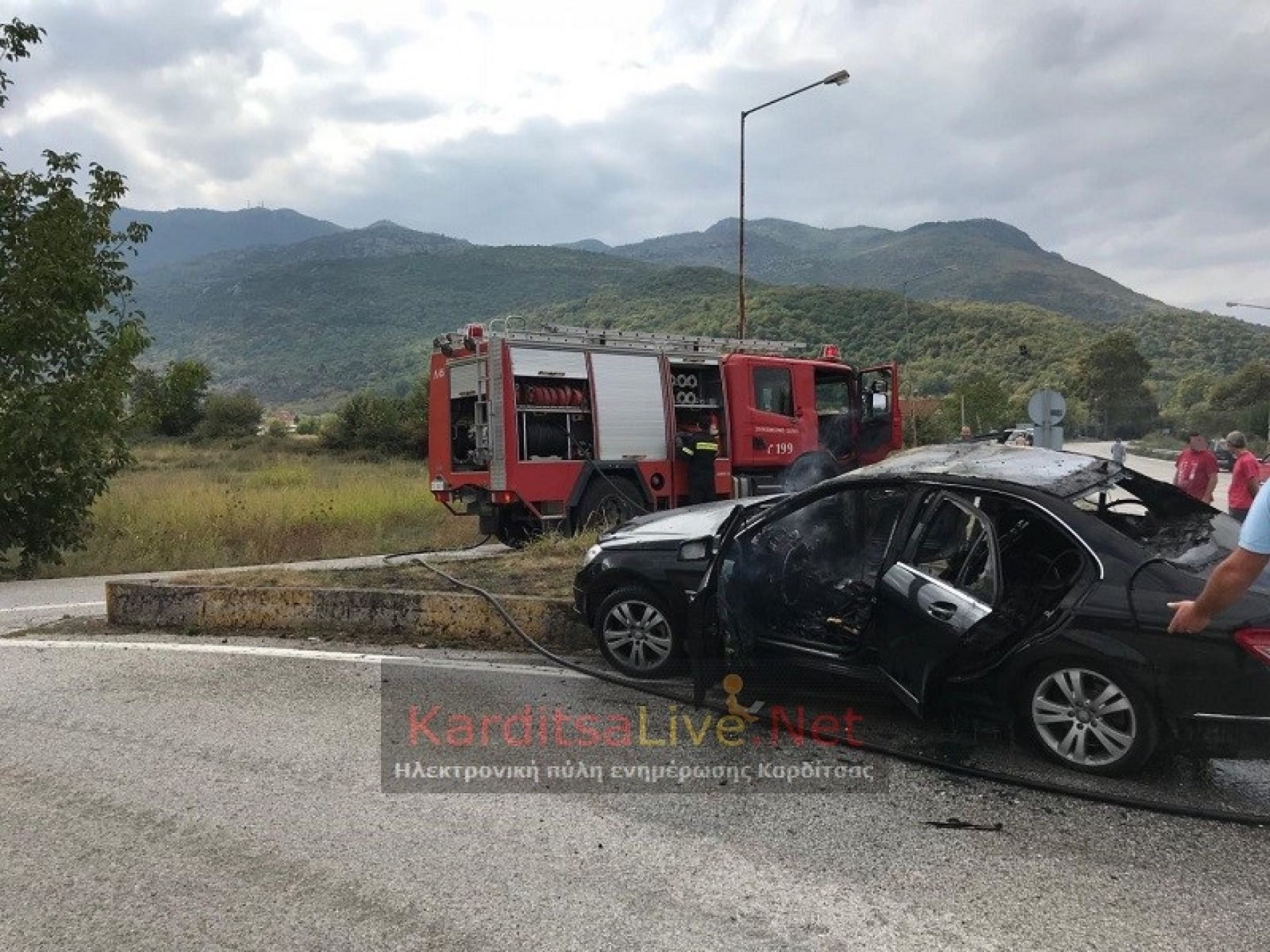 Αυτοκίνητο βγήκε εκτός δρόμου και εν συνεχεία ανεφλέγη στην Ε.Ο ...