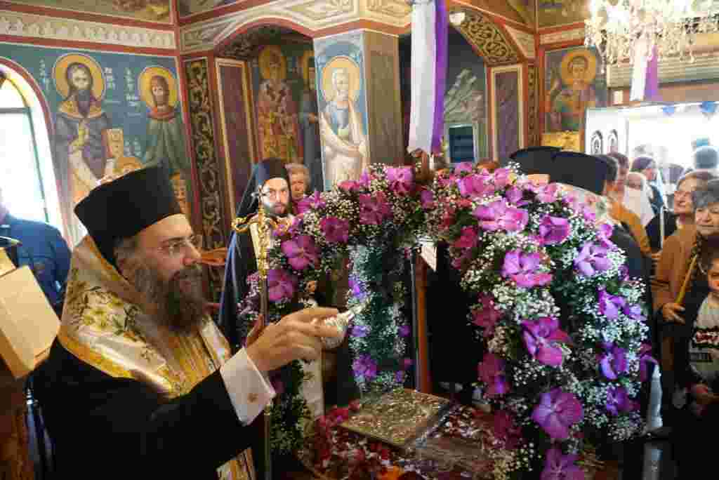Σε κλίμα συγκίνησης η περιφορά του Επιταφίου στο νοσοκομείο Τρικάλων ...
