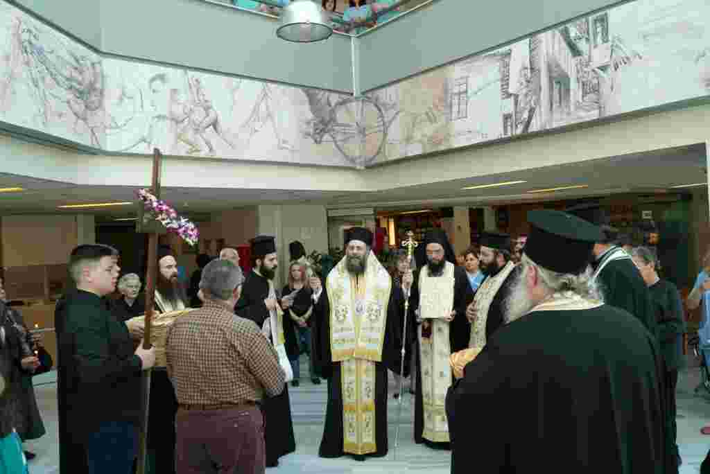 Σε κλίμα συγκίνησης η περιφορά του Επιταφίου στο νοσοκομείο Τρικάλων ...
