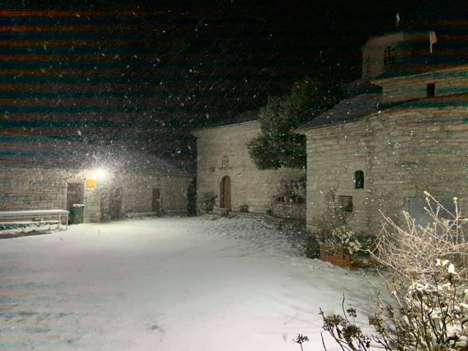 Το χιονισμένο μοναστήρι της Παναγίας Σπηλιάς προσφέρει εντυπωσιακές ...