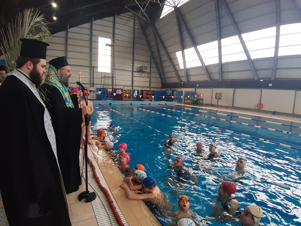 Κατάδυση του Τιμίου Σταυρού στο Κολυμβητήριο της Μπάρας (φωτο) - TV10