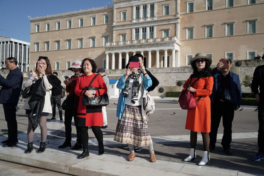 Ποιοι τουρίστες φέρνουν τα περισσότερα λεφτά στην Ελλάδα - TV10