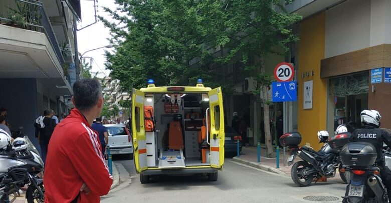 ΣΟΚ: Άντρας έπεσε από μπαλκόνι στη Λάρισα και σκοτώθηκε – Δείτε ...