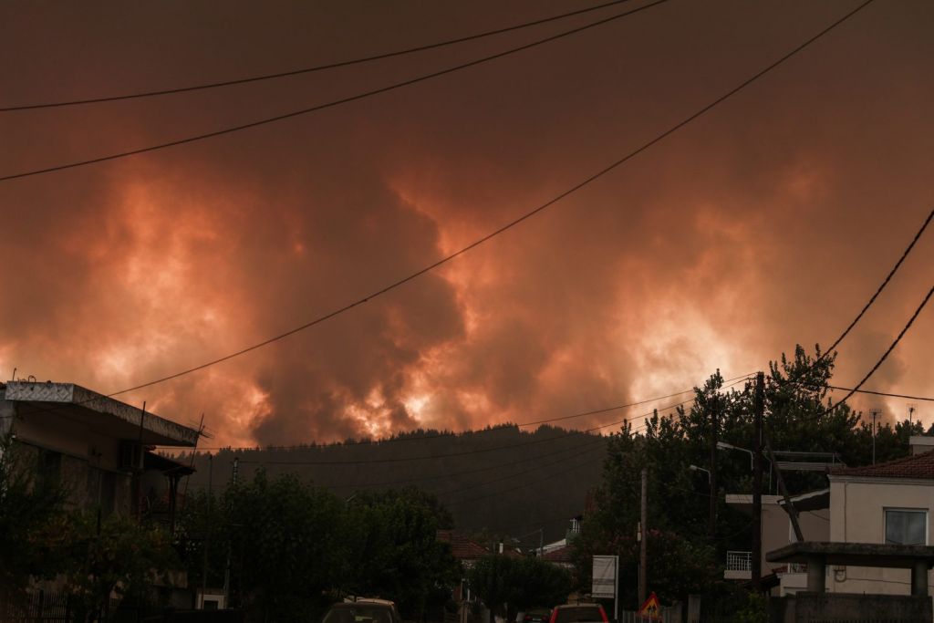 Ανεξέλεγκτη η φωτιά στην Εύβοια – Εκκενώνονται κι άλλοι οικισμοί - TV10