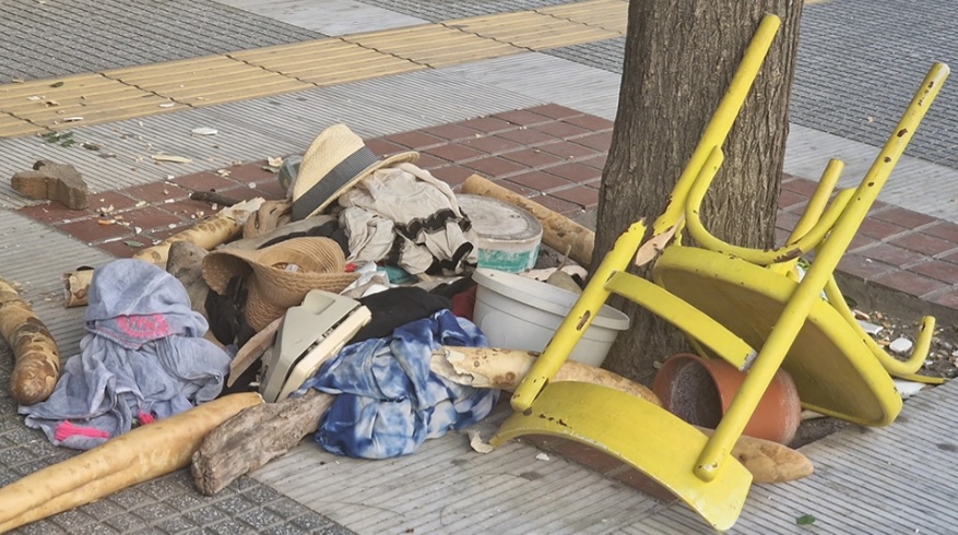 Βγήκε γυμνή στο μπαλκόνι και πετούσε στο πεζοδρόμιο καρέκλες και ...