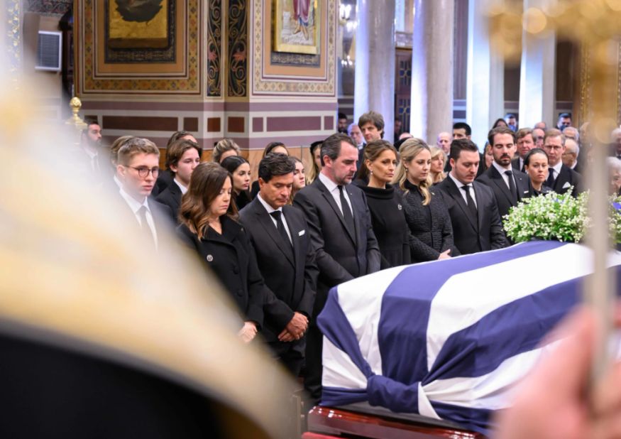 Ο τέως βασιλιάς Κωνσταντίνος στην τελευταία του κατοικία – Ολοκληρώθηκε ...
