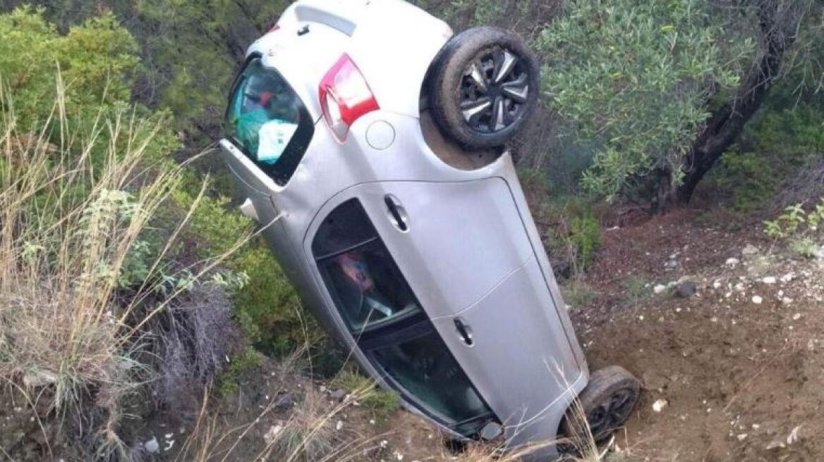 Φωτογραφίες από το αναποδογυρισμένο όχημα της 44χρονης που αγνοείται - TV10