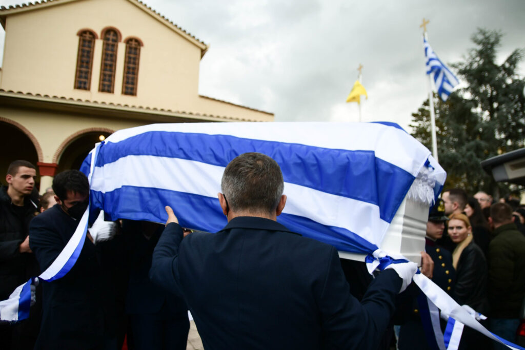 Με την ελληνική σημαία στην «τελευταία της κατοικία» η Κλαούντια ...