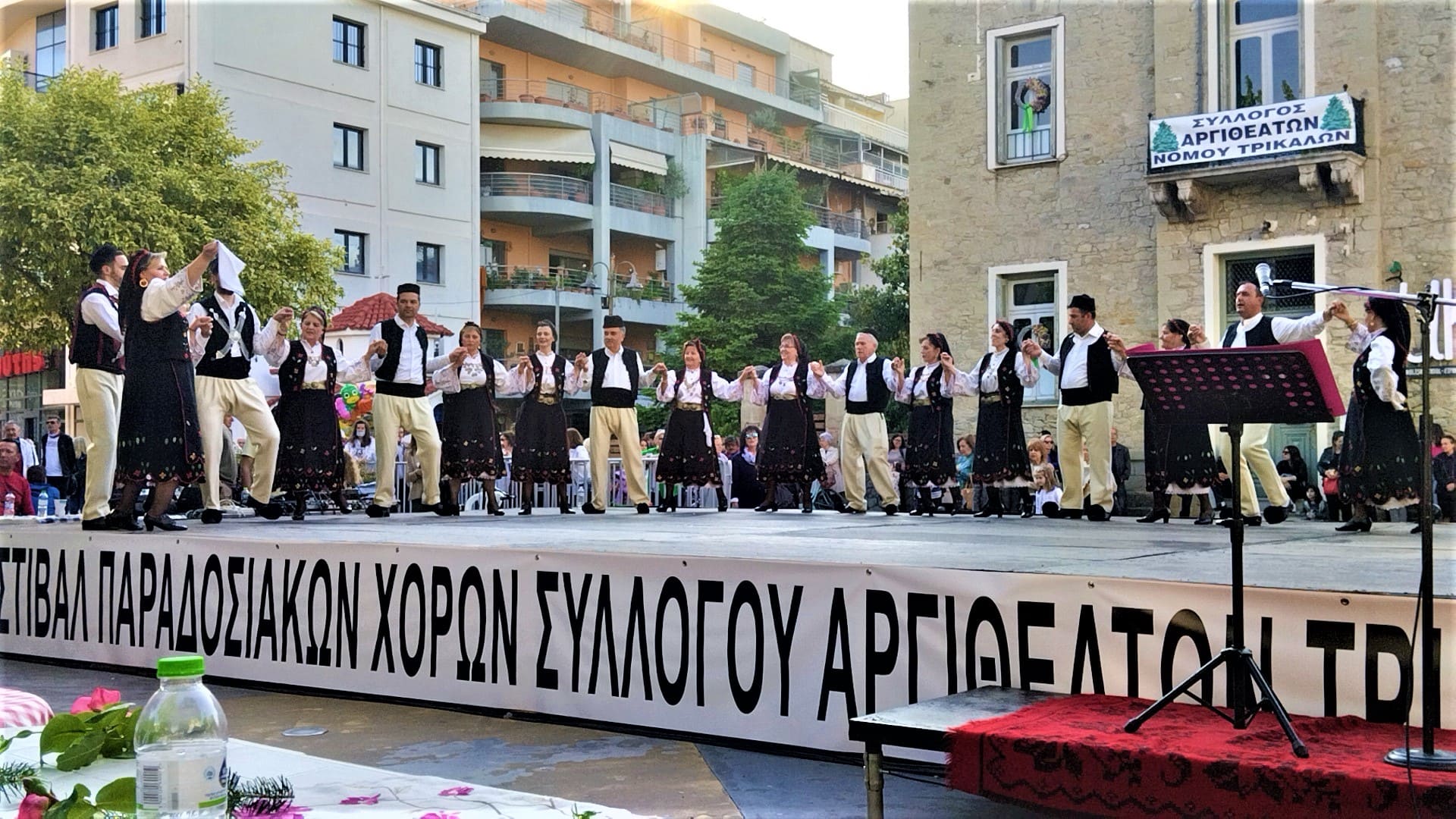 Πολυκοσμία στο 1ο Ανοιξιάτικο Φεστιβάλ Παραδοσιακού χορού - TV10