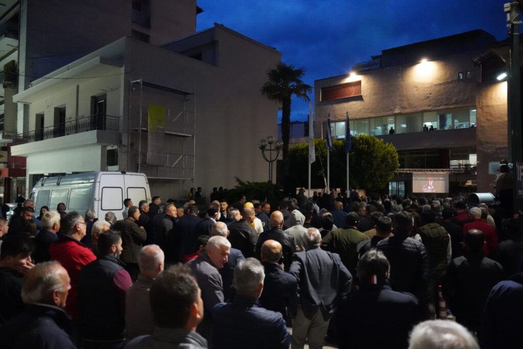 Κλείδωσε η νίκη για τον Θανάση Λιούτα - Απίστευτη κοσμοσυρροή (Εικόνες ...