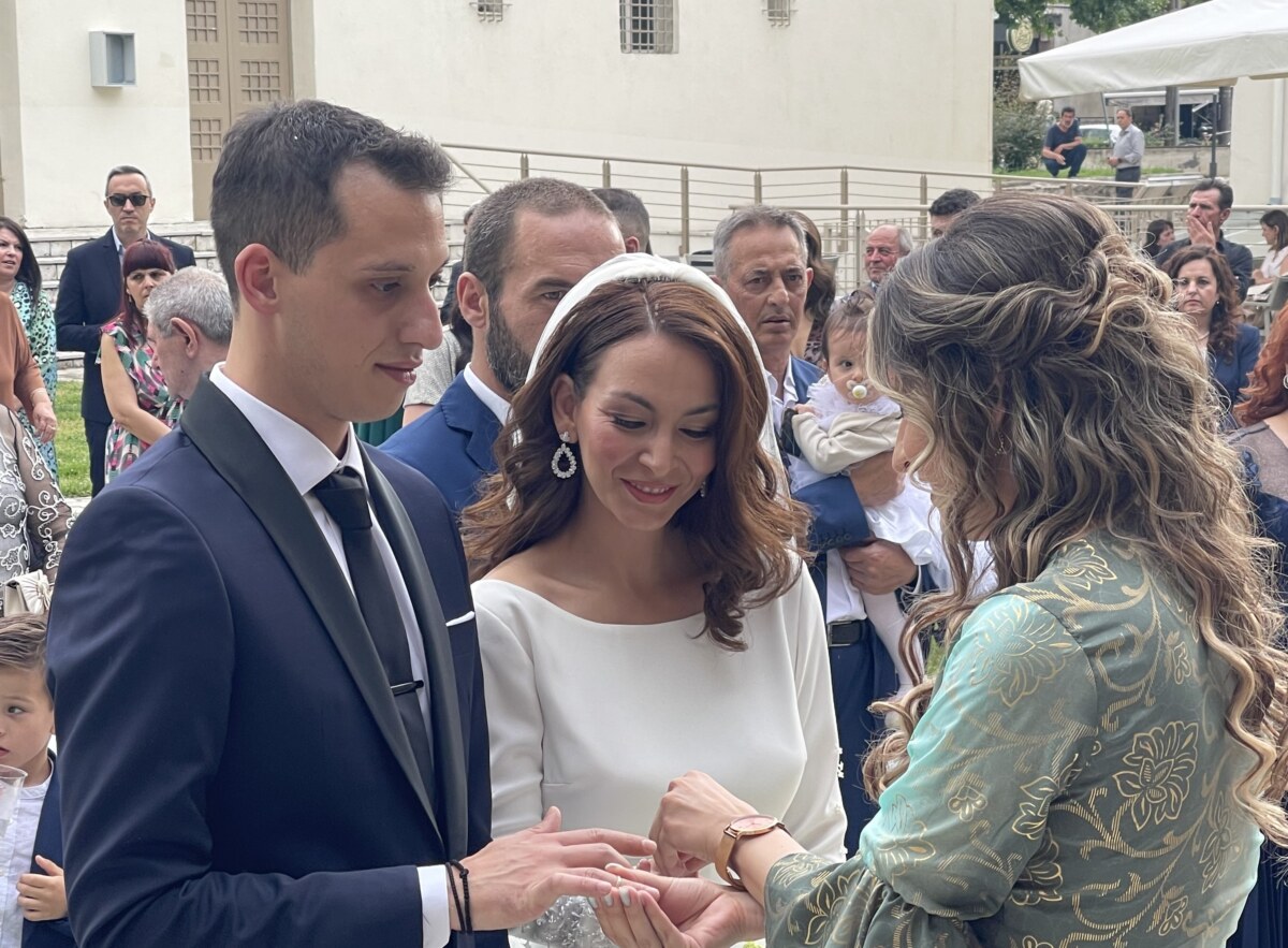 Παραμυθένιος γάμος για νεαρό ζευγάρι στα Τρίκαλα (ΦΩΤΟ) - TV10
