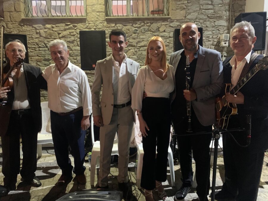 Είναι οι λαϊκοί καλλιτέχνες... που κρατάνε γερά τη μουσική μας παράδοση ...