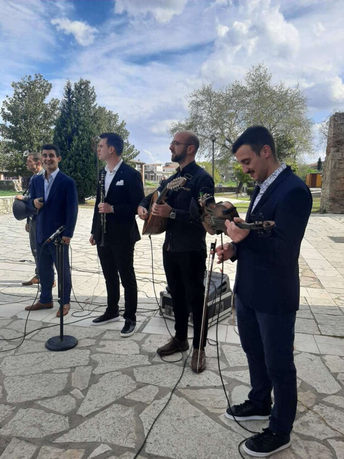 Είναι οι λαϊκοί καλλιτέχνες... που κρατάνε γερά τη μουσική μας παράδοση ...
