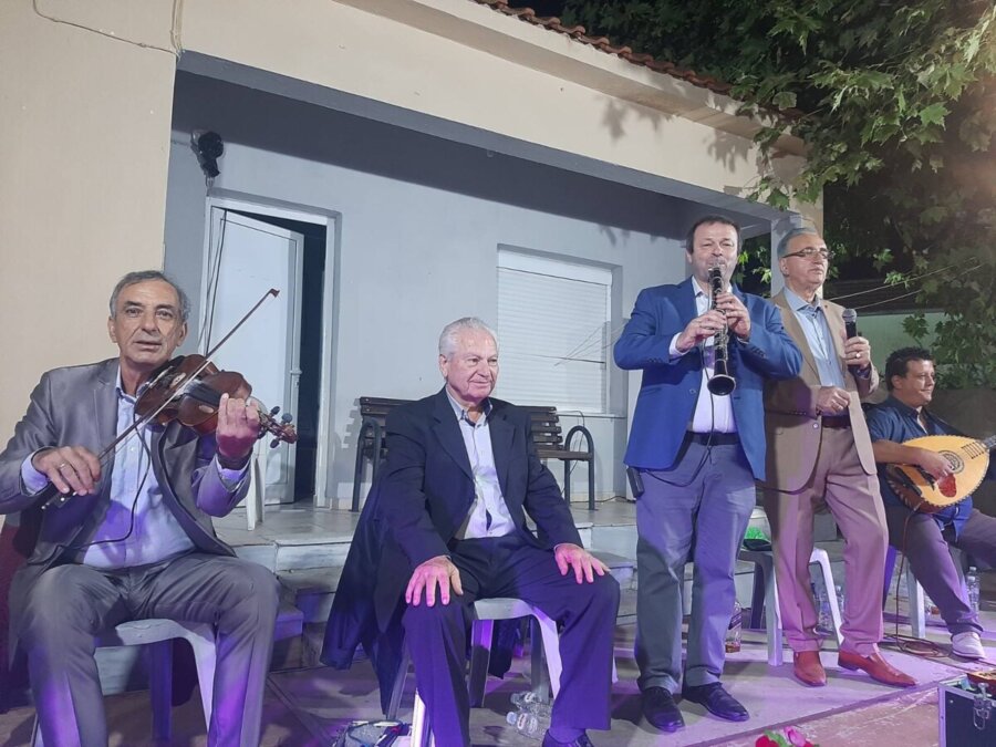 Είναι οι λαϊκοί καλλιτέχνες... που κρατάνε γερά τη μουσική μας παράδοση ...
