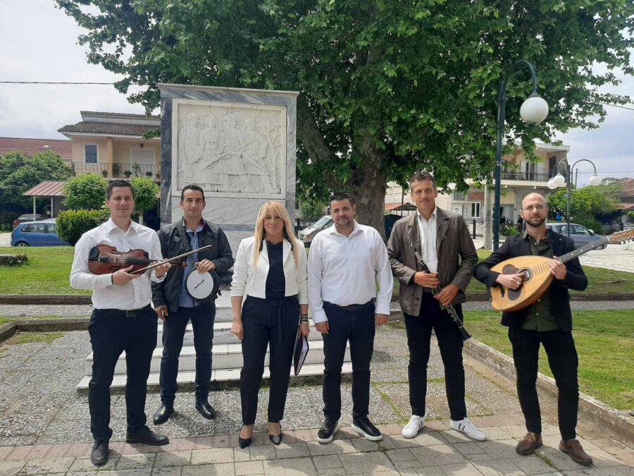 Είναι οι λαϊκοί καλλιτέχνες... που κρατάνε γερά τη μουσική μας παράδοση ...