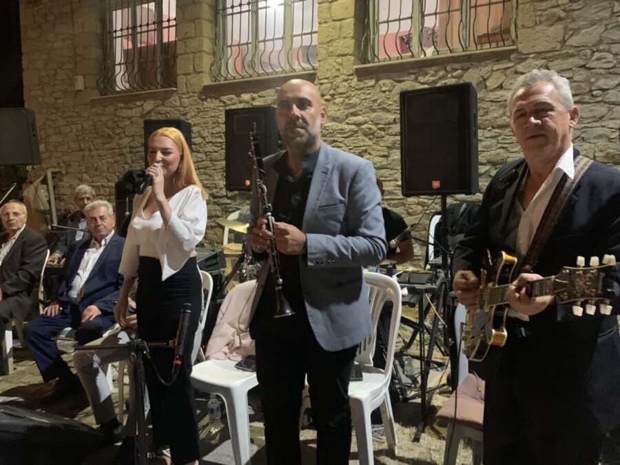 Είναι οι λαϊκοί καλλιτέχνες... που κρατάνε γερά τη μουσική μας παράδοση ...
