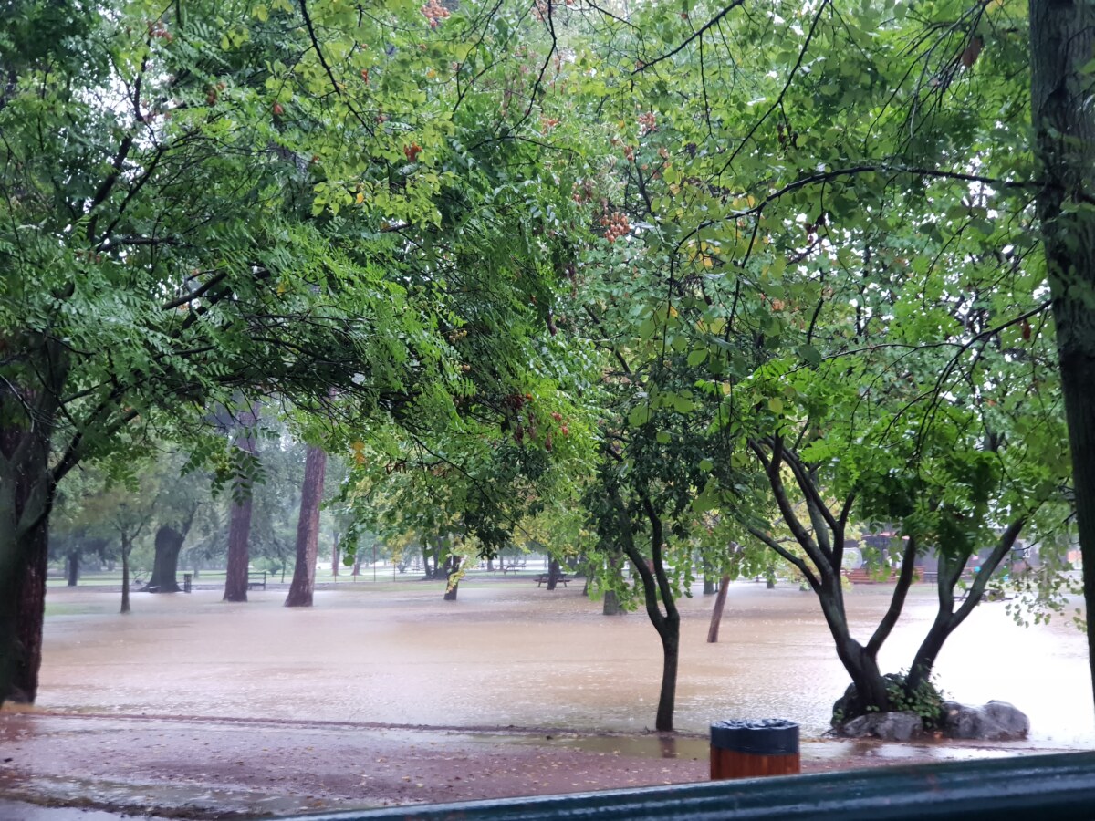 Έγινε λίμνη το πάρκο του Άι Γιώργη στα Τρίκαλα (φωτό) - TV10