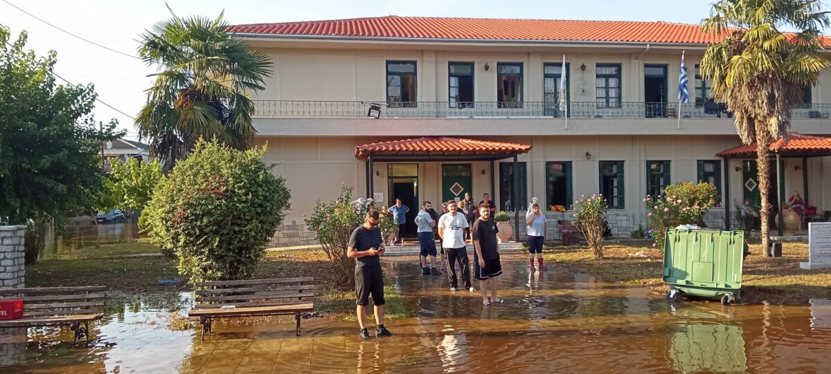 Οι πλημμυρισμένοι ορμάνε στους πολιτικούς - Και καλά τους κάνουν! - TV10