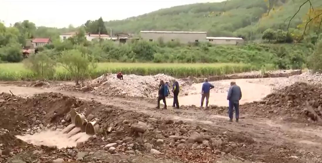 Εγκλωβισμένοι κάτοικοι σε 5 χωριά των Τρικάλων μετά από πτώση γέφυρας ...