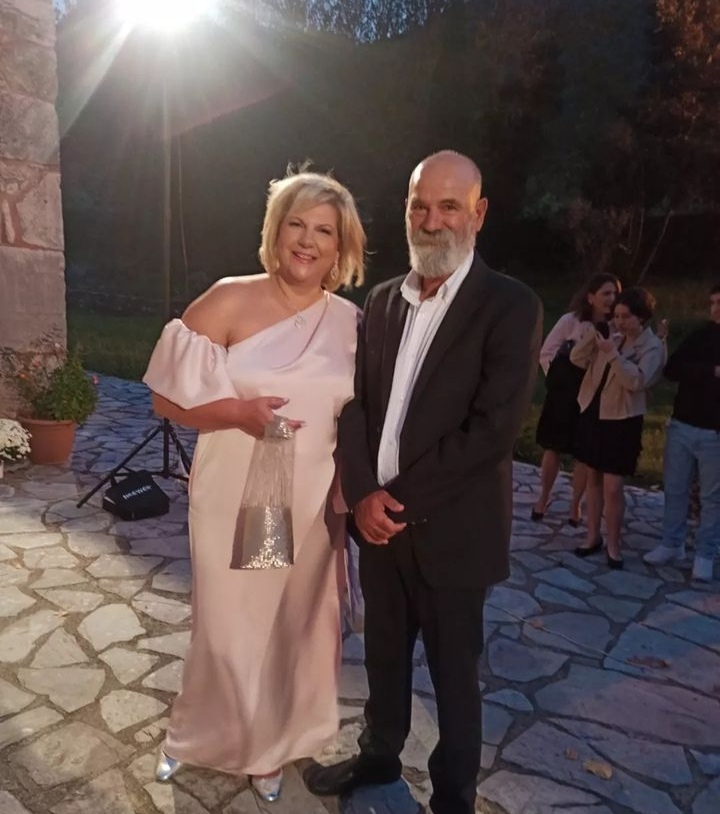 'Ελαμπε από ευτυχία στον γάμο του γιού της η Στέφη Κωστοπούλου - TV10