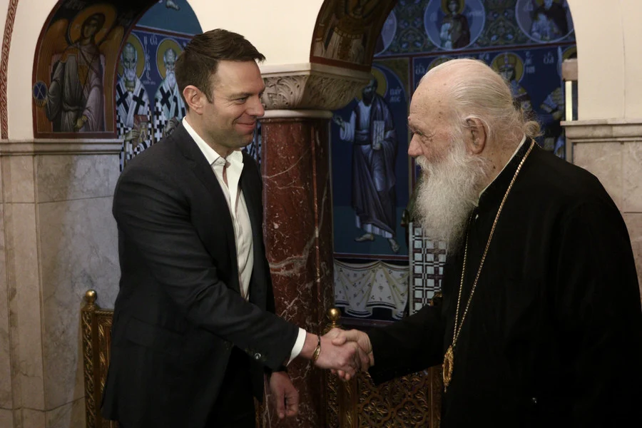 Ιερώνυμος – Κασσελάκης: Ένα βιβλίο, τσίπουρο και μέλι του δώρισε ο ...